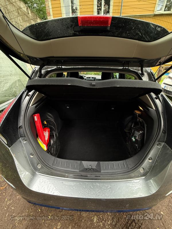 Grey Nissan Leaf 2019 in Riga, with an engine capacity of 0.00 L and mileage of 107 thousand km for 10000 €, photo 9 on AUTOMOTO.COM.LV