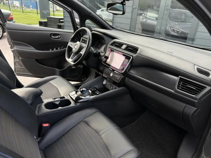 Grey Nissan Leaf 2020 in Jelgava, with an engine capacity of 0.10 L and mileage of 70 thousand km for 15850 €, photo 9 on AUTOMOTO.COM.LV