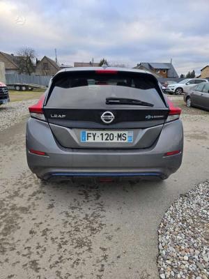 Pelēks Nissan Leaf 2021 Tauragė, ar dzinēja tilpumu 0.00 L un nobraukumu 134 tūkst. km par 9900 €, foto 5 vietnē AUTOMOTO.COM.LV