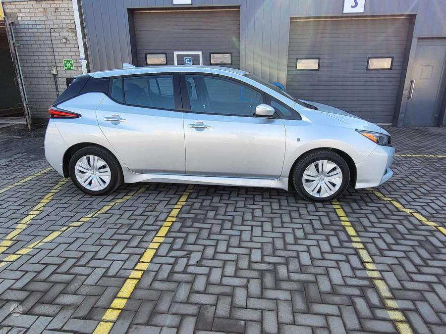 Grey Nissan Leaf 2023 in Marijampole, with an engine capacity of 0.00 L and mileage of 32 thousand km for 14650 €, photo 4 on AUTOMOTO.COM.LV