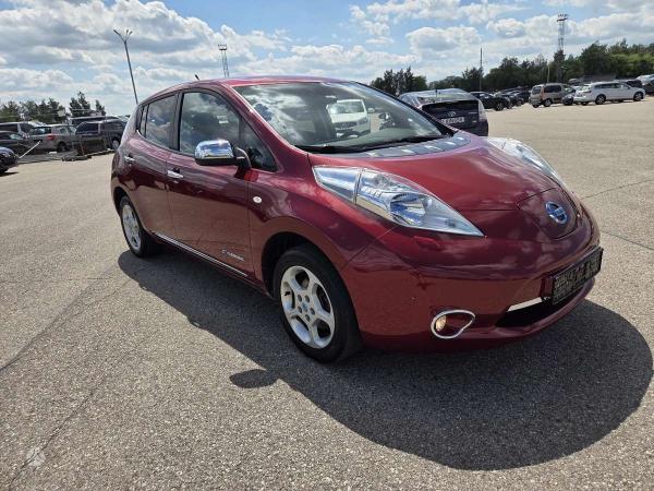 Red Nissan Leaf 2013 in Marijampole, with an engine capacity of 0.00 L and mileage of 152 thousand km for 4350 €, photo 3 on AUTOMOTO.COM.LV