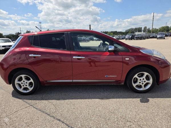 Red Nissan Leaf 2013 in Marijampole, with an engine capacity of 0.00 L and mileage of 152 thousand km for 4350 €, photo 6 on AUTOMOTO.COM.LV