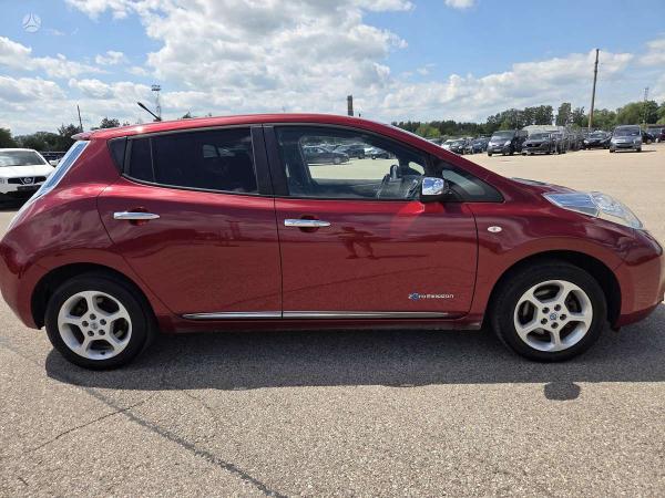 Sarkans Nissan Leaf 2014 Marijampole, ar dzinēja tilpumu 0.00 L un nobraukumu 152 tūkst. km par 3750 €, foto 4 vietnē AUTOMOTO.COM.LV