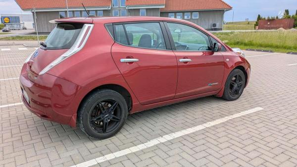 Sarkans Nissan Leaf 2015 Klaipėda, ar dzinēja tilpumu 0.00 L un nobraukumu 114 tūkst. km par 4000 €, foto 4 vietnē AUTOMOTO.COM.LV