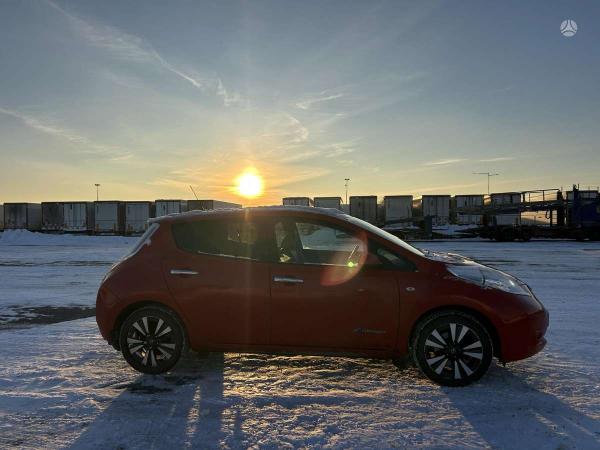 Red Nissan Leaf 2016 in Vilnius, with an engine capacity of 0.00 L and mileage of 135 thousand km for 6000 €, photo 4 on AUTOMOTO.COM.LV