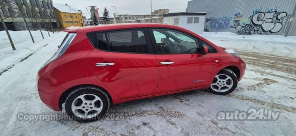 Red Nissan Leaf 2017 in Tallinn, with an engine capacity of 0.00 L and mileage of 70 thousand km for 8000 €, photo 3 on AUTOMOTO.COM.LV