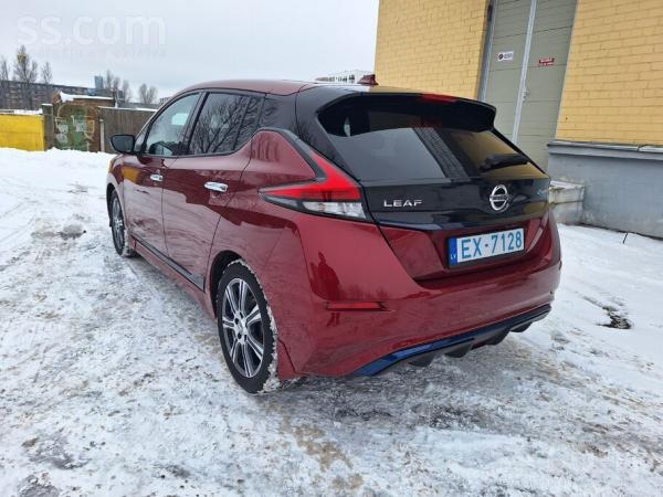 Red Nissan Leaf 2019 in Riga, with an engine capacity of 0.00 L and mileage of 52 thousand km for 12800 €, photo 4 on AUTOMOTO.COM.LV