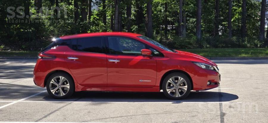 Red Nissan Leaf 2019 in Riga, with an engine capacity of 0.00 L and mileage of 89 thousand km for 13950 €, photo 5 on AUTOMOTO.COM.LV