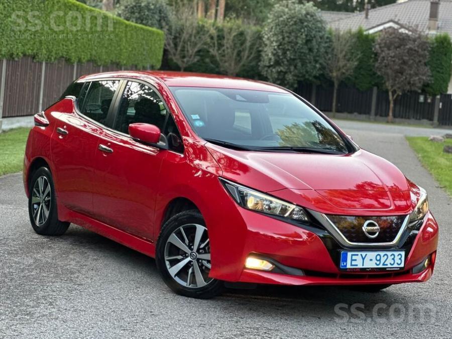 Red Nissan Leaf 2021 in Riga, with an engine capacity of 0.00 L and mileage of 53 thousand km for 14650 €, photo 4 on AUTOMOTO.COM.LV