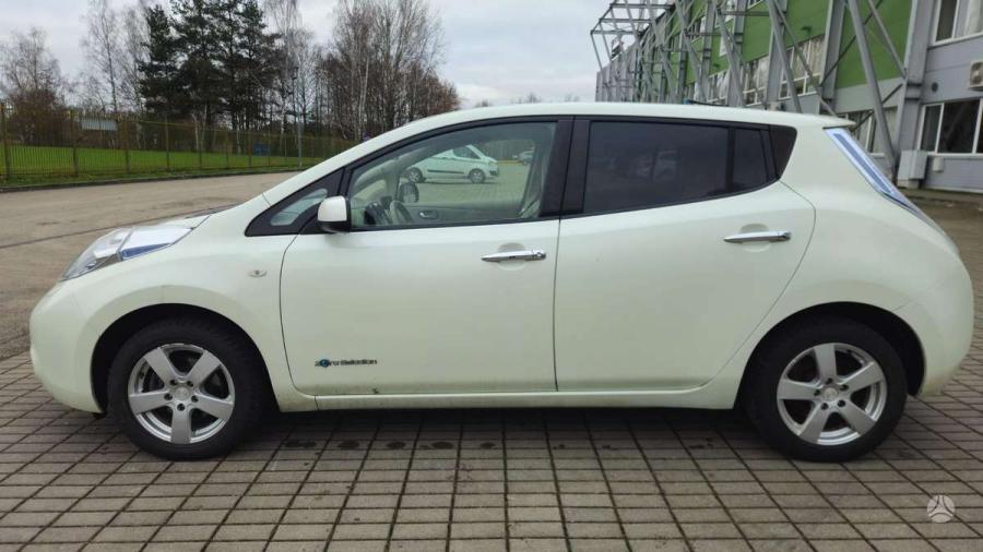 White Nissan Leaf 2012 in Marijampole, with an engine capacity of 0.00 L and mileage of 119 thousand km for 2200 €, photo 8 on AUTOMOTO.COM.LV