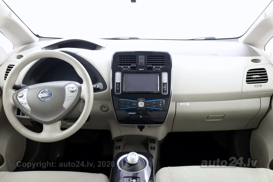 White Nissan Leaf 2012 in Tallinn, with an engine capacity of 0.00 L and mileage of 159 thousand km for 2999 €, photo 6 on AUTOMOTO.COM.LV