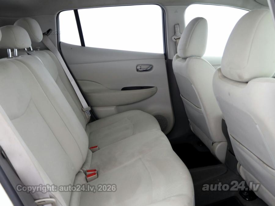 White Nissan Leaf 2012 in Tallinn, with an engine capacity of 0.00 L and mileage of 159 thousand km for 2999 €, photo 8 on AUTOMOTO.COM.LV
