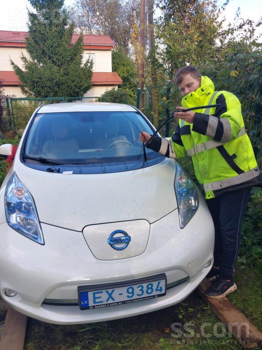 White Nissan Leaf 2012 in Riga, with an engine capacity of 0.00 L and mileage of 133 thousand km for 5900 €, photo 1 on AUTOMOTO.COM.LV