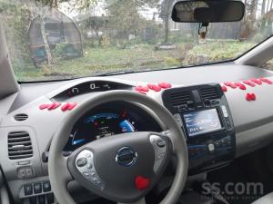 White Nissan Leaf 2012 in Riga, with an engine capacity of 0.00 L and mileage of 133 thousand km for 5900 €, photo 8 on AUTOMOTO.COM.LV
