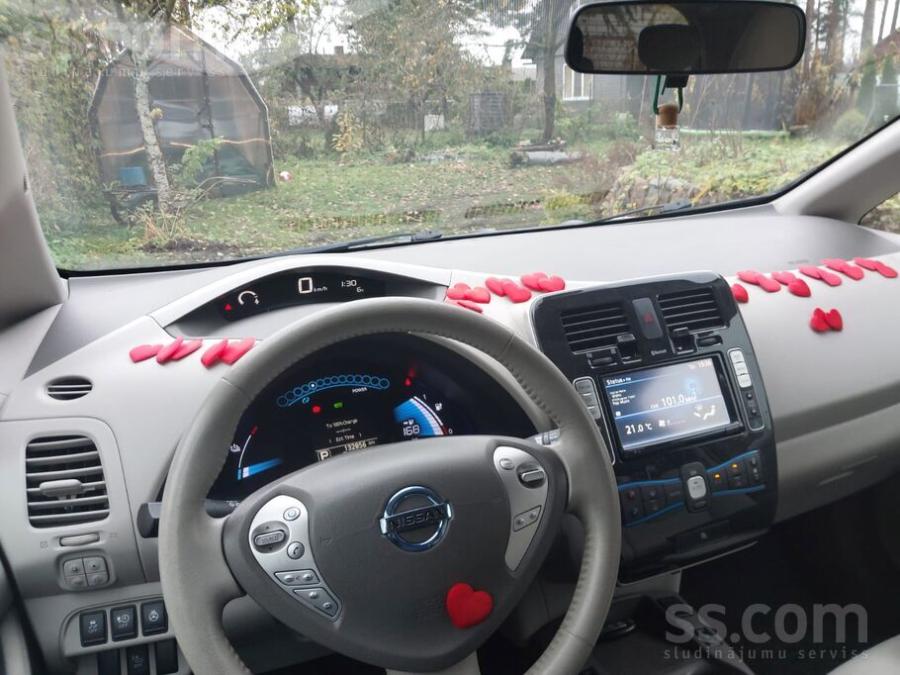 White Nissan Leaf 2012 in Riga, with an engine capacity of 0.00 L and mileage of 133 thousand km for 5900 €, photo 8 on AUTOMOTO.COM.LV