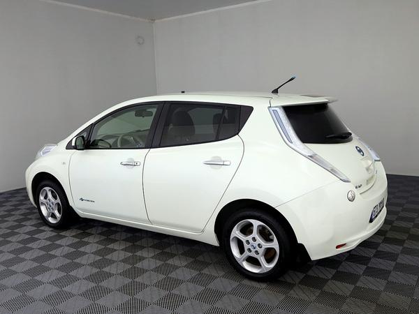 Balts Nissan Leaf 2012 Tallina, ar dzinēja tilpumu 0.00 L un nobraukumu 103 tūkst. km par 2799 €, foto 4 vietnē AUTOMOTO.COM.LV