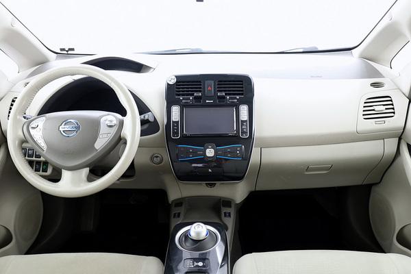 Balts Nissan Leaf 2012 Tallina, ar dzinēja tilpumu 0.00 L un nobraukumu 103 tūkst. km par 2799 €, foto 5 vietnē AUTOMOTO.COM.LV