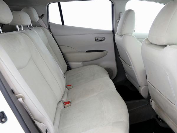Balts Nissan Leaf 2012 Tallina, ar dzinēja tilpumu 0.00 L un nobraukumu 103 tūkst. km par 2799 €, foto 7 vietnē AUTOMOTO.COM.LV