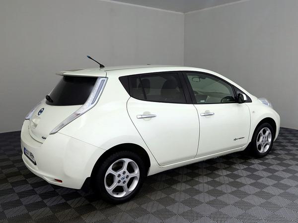 White Nissan Leaf 2012 in Tallinn, with an engine capacity of 0.00 L and mileage of 159 thousand km for 2599 €, photo 3 on AUTOMOTO.COM.LV