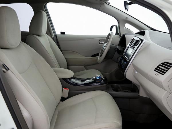 White Nissan Leaf 2012 in Tallinn, with an engine capacity of 0.00 L and mileage of 159 thousand km for 2599 €, photo 6 on AUTOMOTO.COM.LV