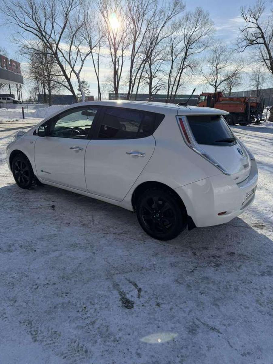 White Nissan Leaf 2013 in Klaipeda, with an engine capacity of 0.00 L and mileage of 170 thousand km for 3000 €, photo 5 on AUTOMOTO.COM.LV
