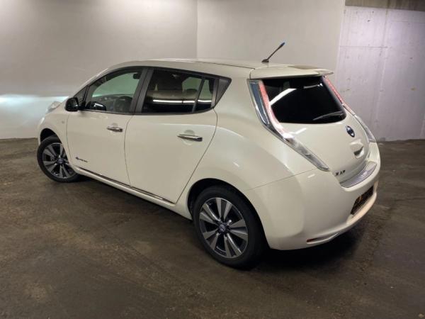 White Nissan Leaf 2013 in Riga, with an engine capacity of 0.00 L and mileage of 118 thousand km for 8950 €, photo 2 on AUTOMOTO.COM.LV
