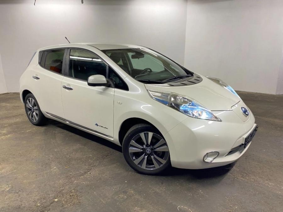White Nissan Leaf 2013 in Riga, with an engine capacity of 0.00 L and mileage of 118 thousand km for 8950 €, photo 4 on AUTOMOTO.COM.LV
