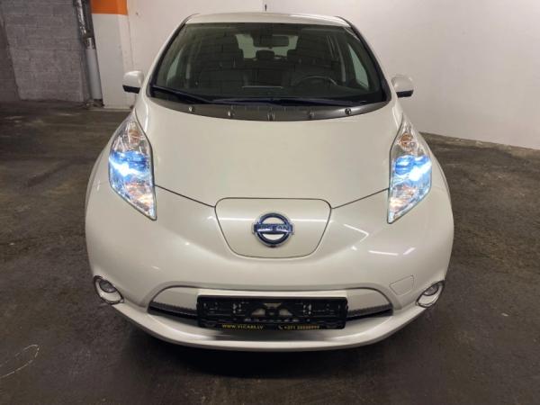 White Nissan Leaf 2013 in Riga, with an engine capacity of 0.00 L and mileage of 118 thousand km for 8950 €, photo 5 on AUTOMOTO.COM.LV