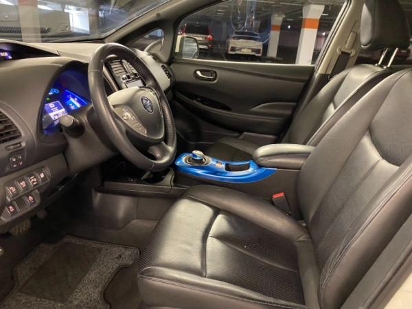 White Nissan Leaf 2013 in Riga, with an engine capacity of 0.00 L and mileage of 118 thousand km for 8950 €, photo 8 on AUTOMOTO.COM.LV