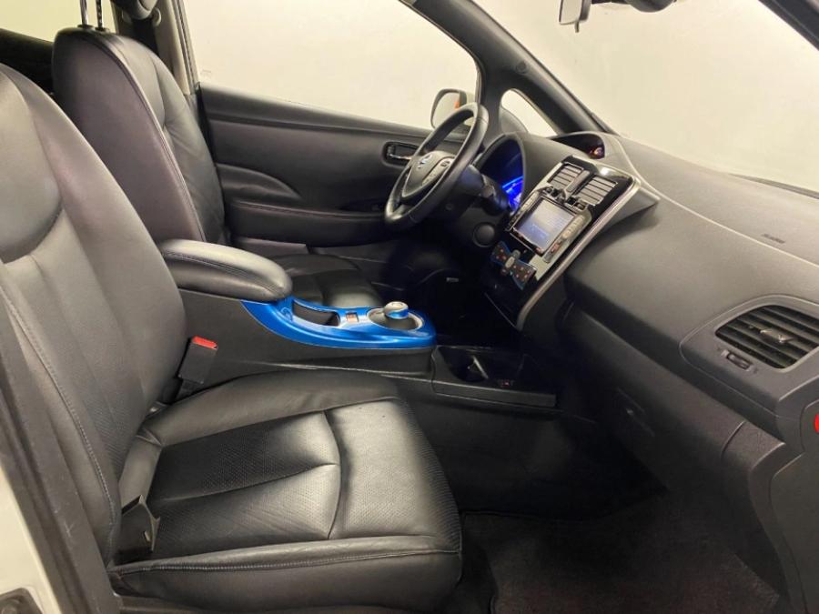 White Nissan Leaf 2013 in Riga, with an engine capacity of 0.00 L and mileage of 118 thousand km for 8950 €, photo 10 on AUTOMOTO.COM.LV