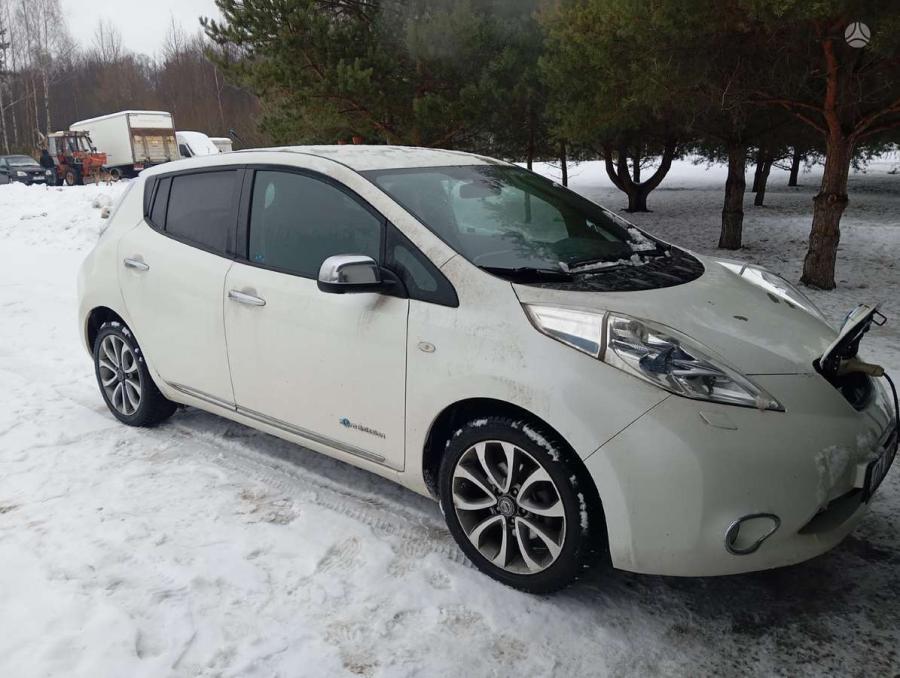 White Nissan Leaf 2014 in Jonava, with an engine capacity of 0.00 L and mileage of 255 thousand km for 2600 €, photo 2 on AUTOMOTO.COM.LV