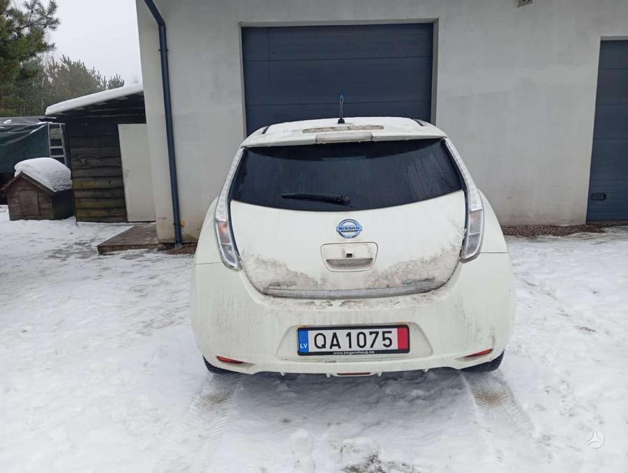 White Nissan Leaf 2014 in Jonava, with an engine capacity of 0.00 L and mileage of 255 thousand km for 2600 €, photo 4 on AUTOMOTO.COM.LV