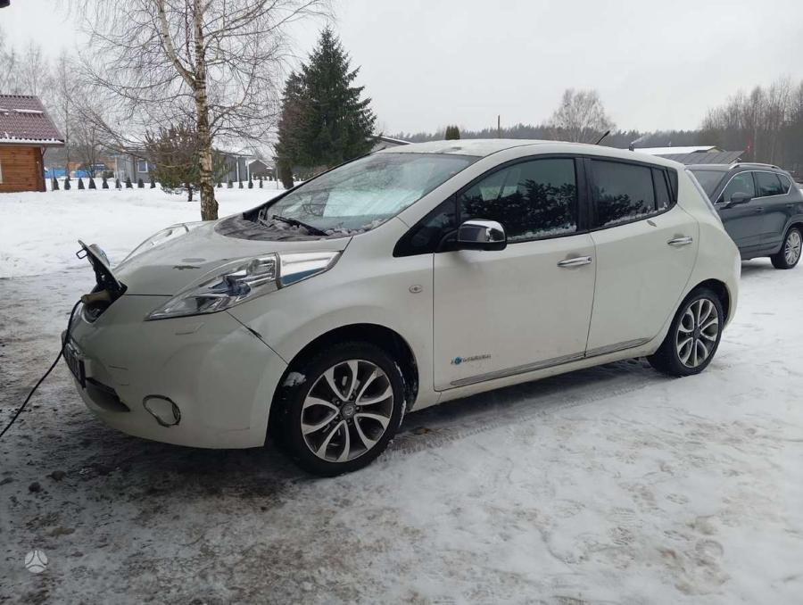 White Nissan Leaf 2014 in Jonava, with an engine capacity of 0.00 L and mileage of 255 thousand km for 2600 €, photo 1 on AUTOMOTO.COM.LV