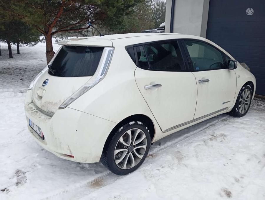 White Nissan Leaf 2014 in Jonava, with an engine capacity of 0.00 L and mileage of 255 thousand km for 2600 €, photo 3 on AUTOMOTO.COM.LV