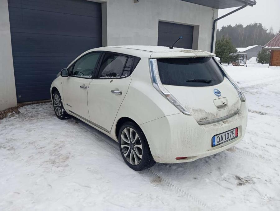 White Nissan Leaf 2014 in Jonava, with an engine capacity of 0.00 L and mileage of 255 thousand km for 2600 €, photo 5 on AUTOMOTO.COM.LV