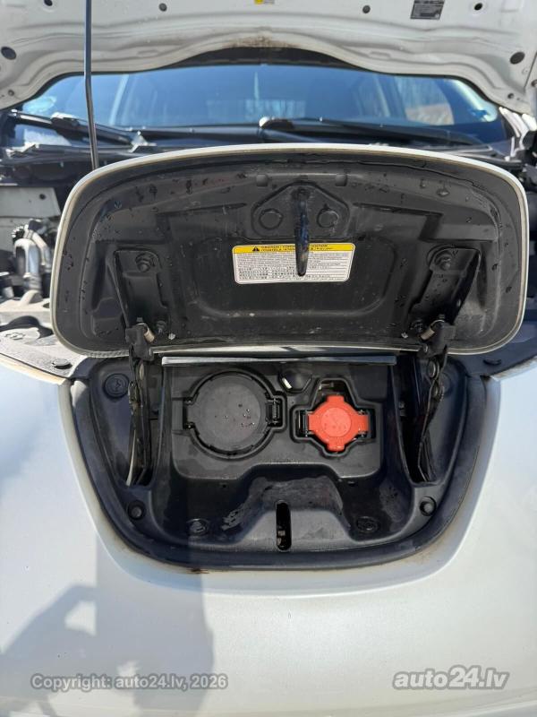 Balts Nissan Leaf 2015 Tallina, ar dzinēja tilpumu 0.00 L un nobraukumu 152 tūkst. km par 4600 €, foto 9 vietnē AUTOMOTO.COM.LV