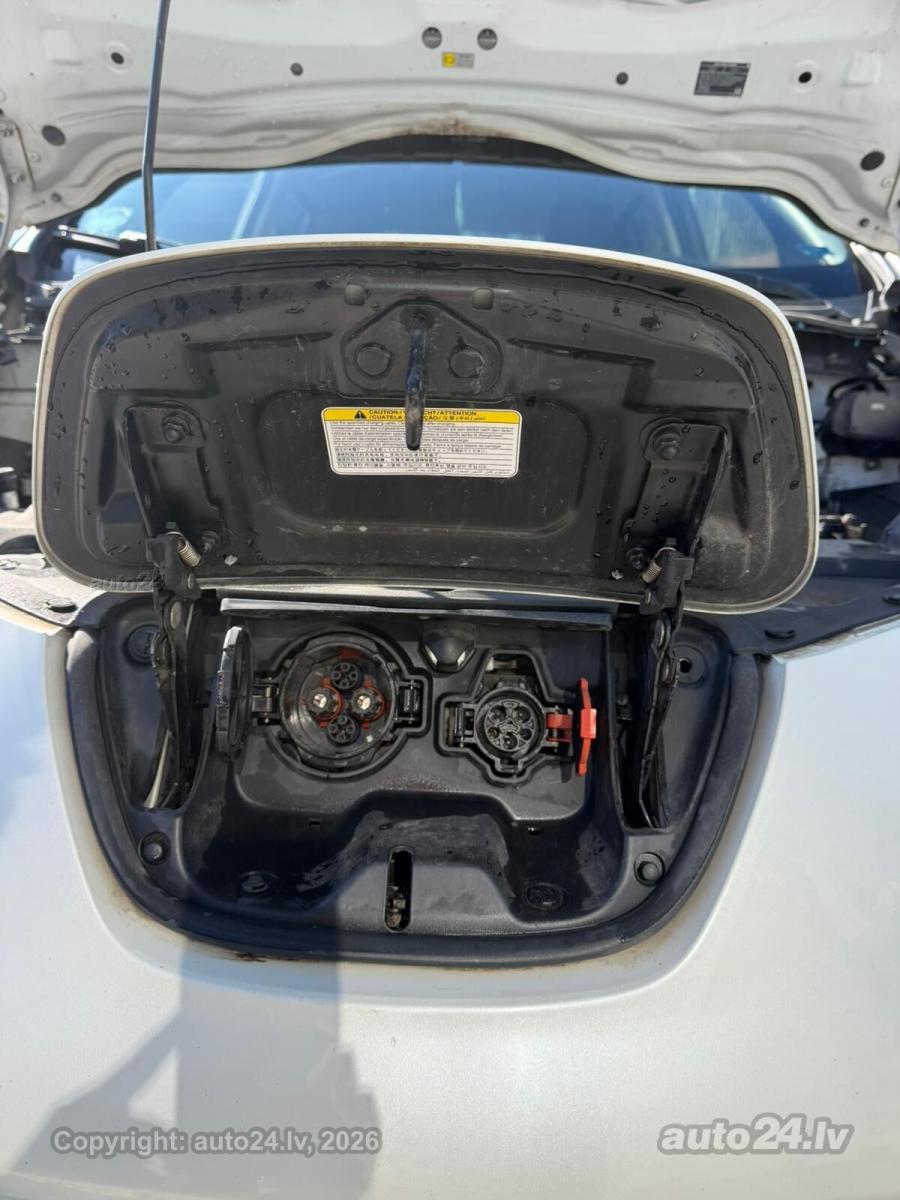 Balts Nissan Leaf 2015 Tallina, ar dzinēja tilpumu 0.00 L un nobraukumu 152 tūkst. km par 4600 €, foto 16 vietnē AUTOMOTO.COM.LV