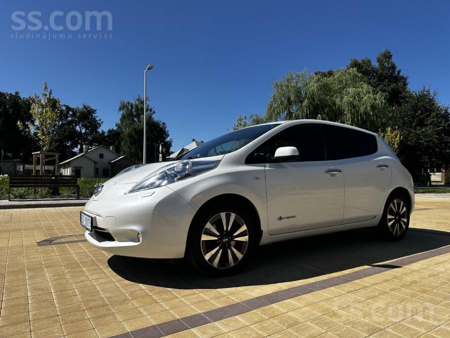 White Nissan Leaf 2015 in Riga, with an engine capacity of 0.00 L and mileage of 137 thousand km for 5590 €, photo 5 on AUTOMOTO.COM.LV