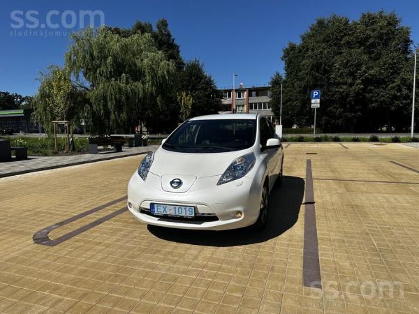 White Nissan Leaf 2015 in Riga, with an engine capacity of 0.00 L and mileage of 137 thousand km for 5590 €, photo 5 on AUTOMOTO.COM.LV