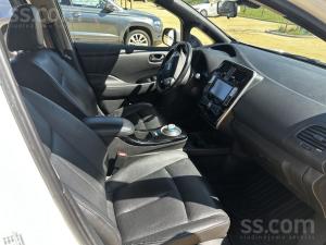 White Nissan Leaf 2015 in Riga, with an engine capacity of 0.00 L and mileage of 137 thousand km for 5590 €, photo 11 on AUTOMOTO.COM.LV