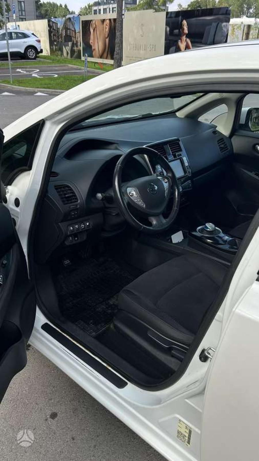 Balts Nissan Leaf 2015 Palanga, ar dzinēja tilpumu 0.00 L un nobraukumu 110 tūkst. km par 4800 €, foto 5 vietnē AUTOMOTO.COM.LV