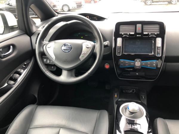 White Nissan Leaf 2017 in Riga, with an engine capacity of 0.00 L and mileage of 86 thousand km for 11950 €, photo 8 on AUTOMOTO.COM.LV