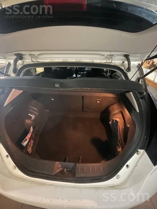 White Nissan Leaf 2018 in Riga, with an engine capacity of 0.00 L and mileage of 97 thousand km for 12200 €, photo 10 on AUTOMOTO.COM.LV