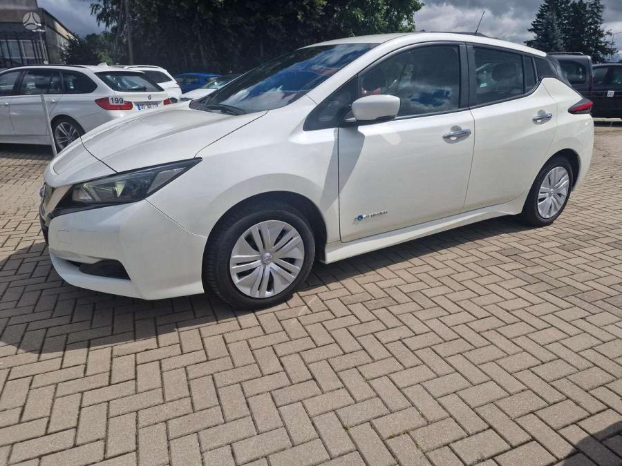 White Nissan Leaf 2018 in Taurage, with an engine capacity of 0.00 L and mileage of 28 thousand km for 10500 €, photo 3 on AUTOMOTO.COM.LV