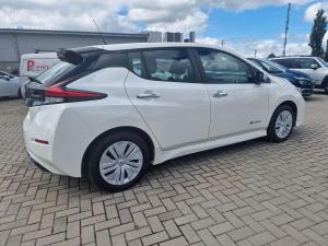 White Nissan Leaf 2018 in Taurage, with an engine capacity of 0.00 L and mileage of 28 thousand km for 10500 €, photo 5 on AUTOMOTO.COM.LV
