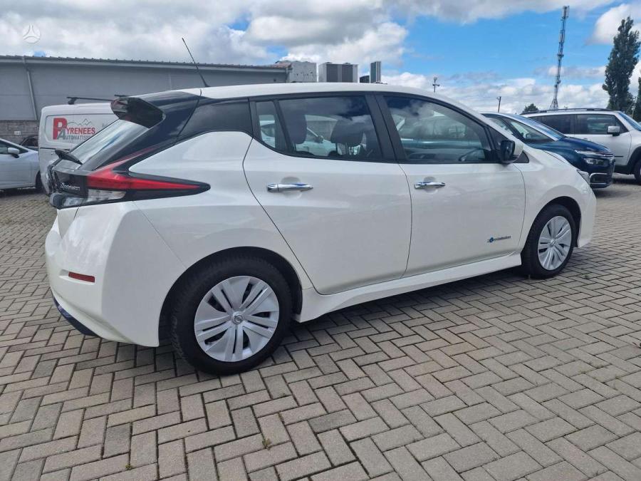 White Nissan Leaf 2018 in Taurage, with an engine capacity of 0.00 L and mileage of 28 thousand km for 10500 €, photo 5 on AUTOMOTO.COM.LV