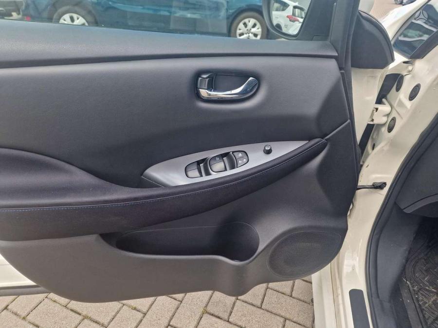 White Nissan Leaf 2018 in Taurage, with an engine capacity of 0.00 L and mileage of 28 thousand km for 10500 €, photo 16 on AUTOMOTO.COM.LV