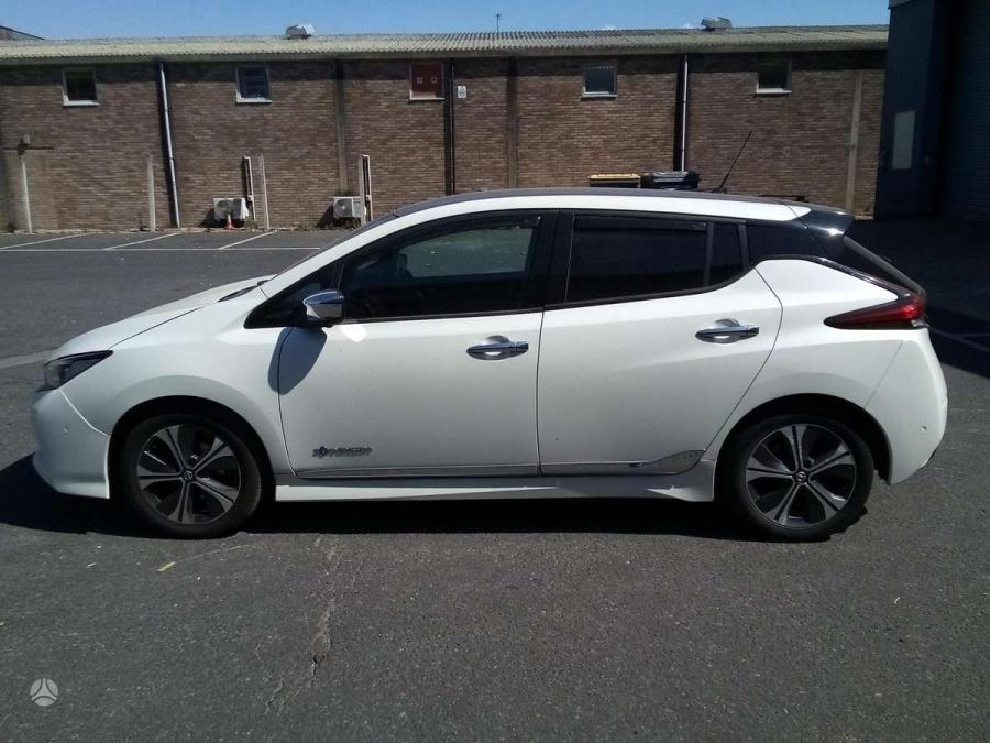 White Nissan Leaf 2018 in Siauliai, with an engine capacity of 0.00 L and mileage of 94 thousand km for 4999 €, photo 5 on AUTOMOTO.COM.LV
