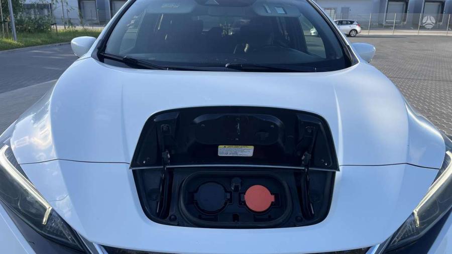 White Nissan Leaf 2018 in Vilnius, with an engine capacity of 0.00 L and mileage of 97 thousand km for 10500 €, photo 3 on AUTOMOTO.COM.LV