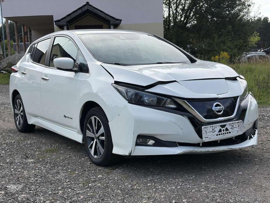 White Nissan Leaf 2018 in Ukmerge, with an engine capacity of 0.00 L and mileage of 140 thousand km for 6300 €, photo 3 on AUTOMOTO.COM.LV